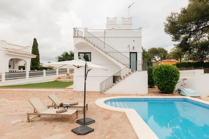 Spacious Villa With Private Pool & Garden For 4 - Aeropuerto de Valencia (VLC)