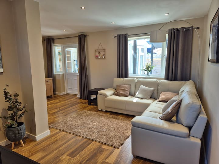 Air Conditioned 3-bed Home With Garden & Parking - Milton Keynes