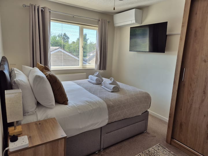 Air Conditioned 3-bed Home With Garden & Parking - Milton Keynes