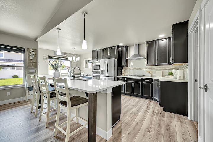 Modern Luxury Home Sleeps 10 , Movie Nights - Greeley, CO