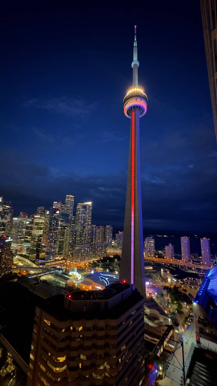 Skyline Views Downtown | Cn Tower + Lakefront - Toronto, ON