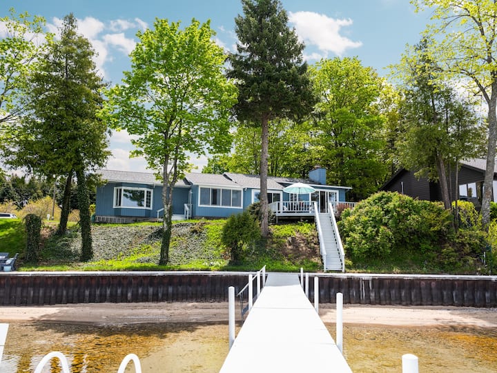 Tranquil 3-bedroom Waterfront House On Suttons Bay - Lake Leelanau, MI