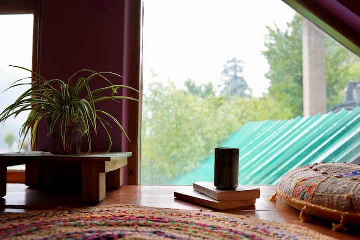 Luxurious Stay With Wooden Interiors & Cozy Attic - Manali