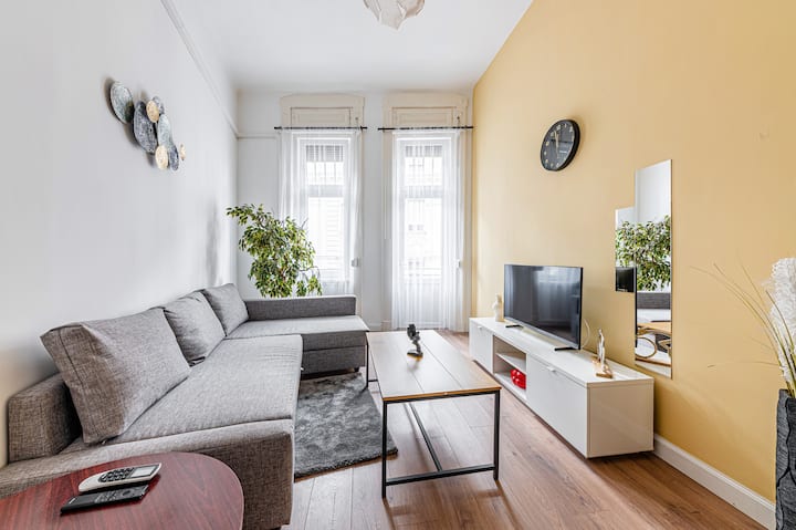Urban Veranda - 3br + Balcony  With Free Parking - Budapest