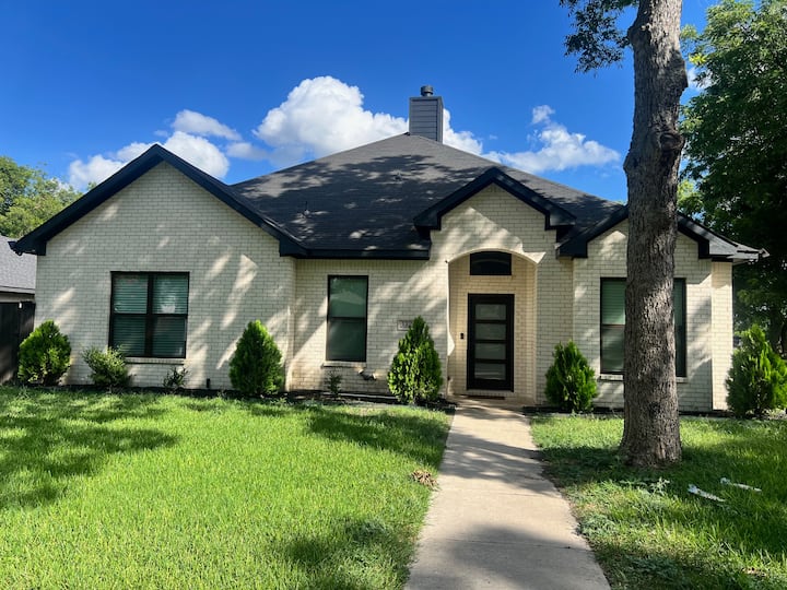 Spacious 4 Bedroom Close To Downtown Dallas - Lancaster, TX