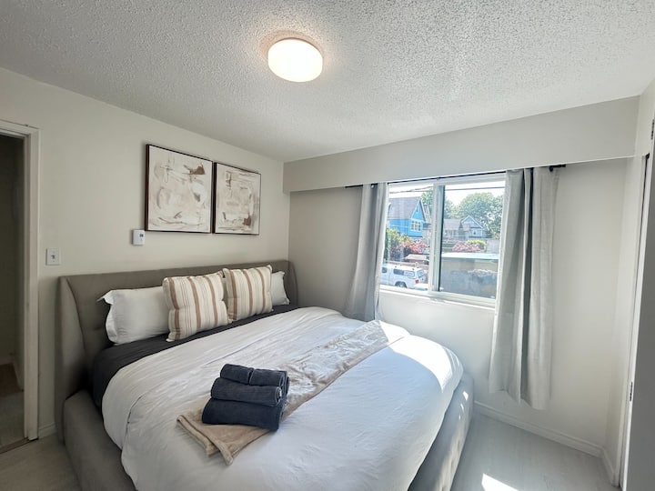 King Bed/freeparking/sleeps 6 Ppl/queen Elizabeth! - North Vancouver