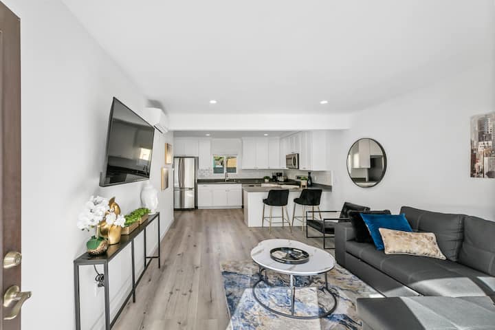 Central Bungalow 1 Br 1 Ba W/ Laundry + Sofa Bed - ウェスト・ハリウッド, CA