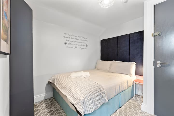 Room 3 44 North - Londonderry