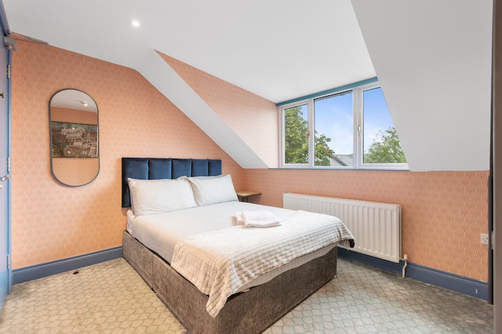 Room 6 44 North - Londonderry