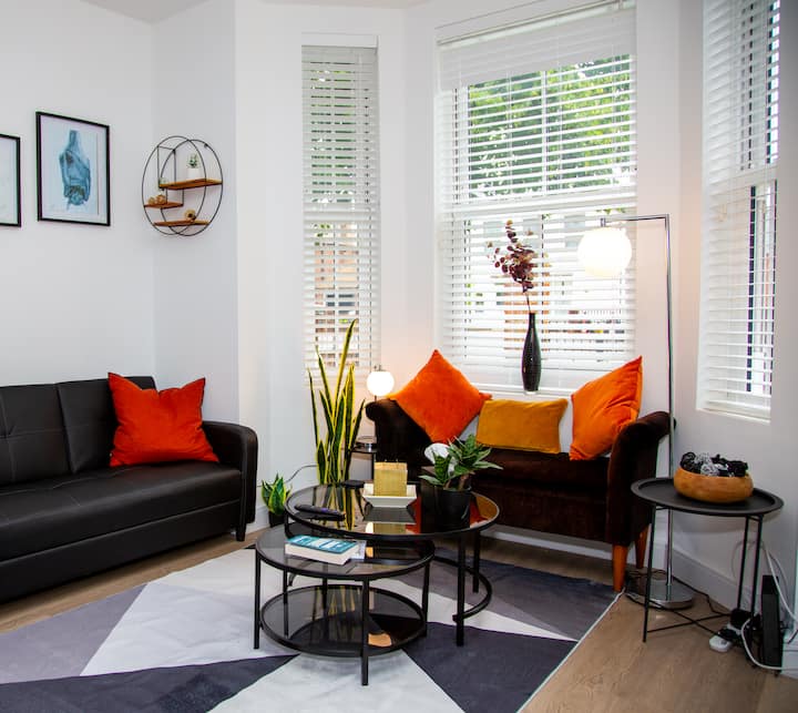 Near Farnborough Airport, Sleeps 6, Wifi & Parking - Farnham