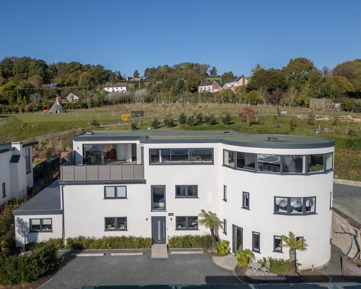 #42 Fantasia - Malvern Luxury Apartment Sleeps 12 - Herefordshire