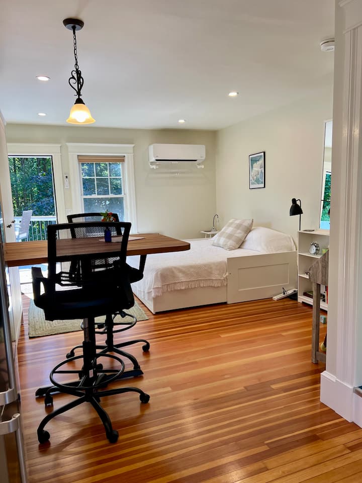 Chic, Clean Studio Apartment - Black Birch Vineyard, North Hatfield