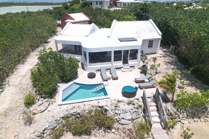 Breeze Luxury 3 Br Waterfront Villa - Turks and Caicos Islands