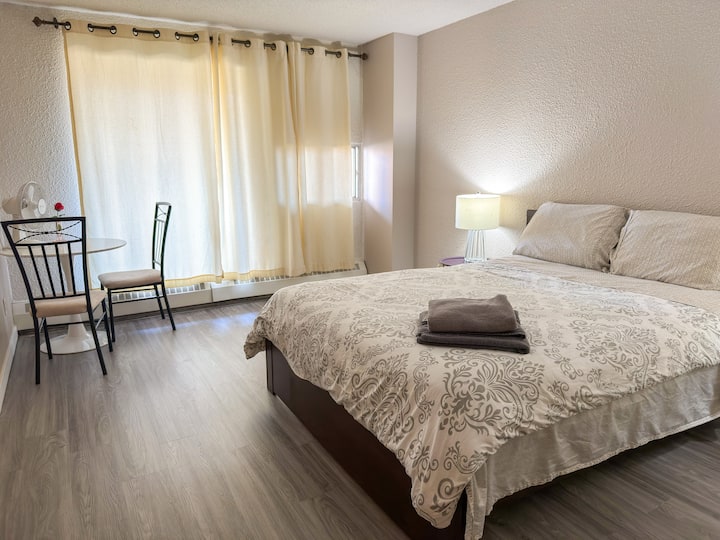 Skyline Condo, Near River Side + Sauna + W/d - Calgary