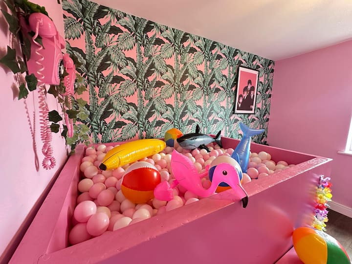 Ultimate Pink House W/ Ballpit! - Wirral