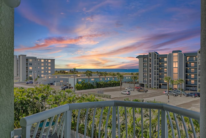 2 Bedroom Condo With Ocean & Pool View - Treasure Island, FL
