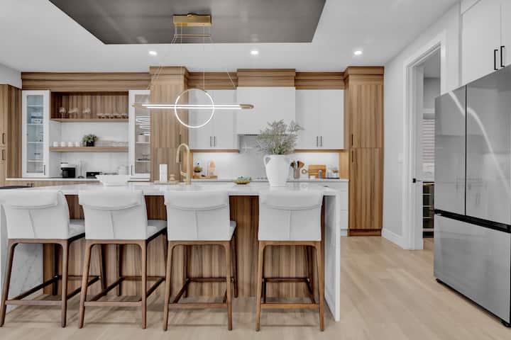 Close To Airport | 2 King Suites | Tesla Charger - Canada