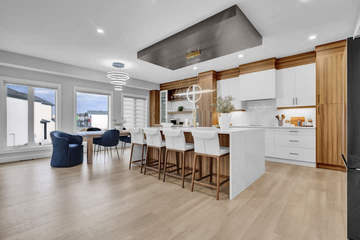 2 King + 1 Queen Suite | Sleeps 10 | Tesla Charger - Beaumont