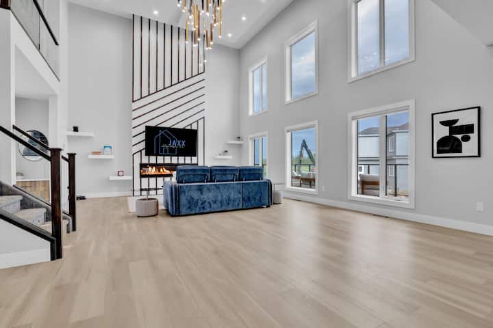 2 King + 1 Queen Suite | Sleeps 10 | Tesla Charger - Canada