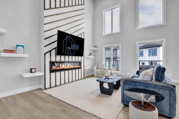 2 King + 1 Queen Suite | Sleeps 10 | Tesla Charger - Alberta