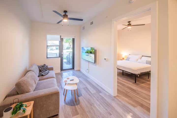 Modern Getaway 1b/1b Free Parking - West Palm Beach, FL