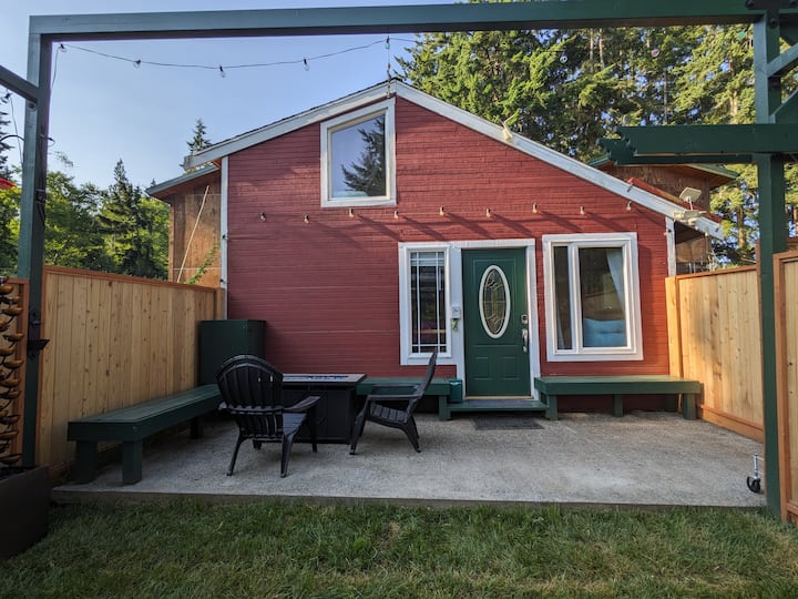 Hummingbird Hideaway - King Bed Tiny House W/ Yard - 惠德比島