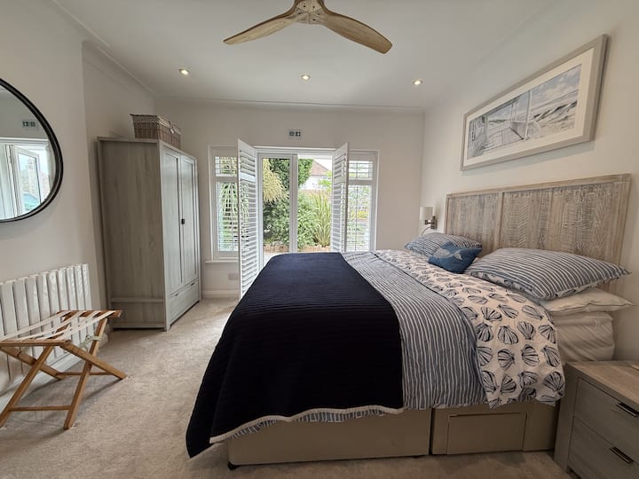 Pet Friendly Bright & Airy Beachside Bungalow - Walton-on-the-Naze