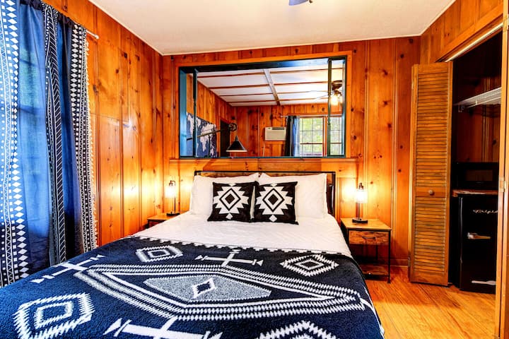 Retro Cabin With Fire Pit, Creek, And Camp Vides - Waynesville, NC