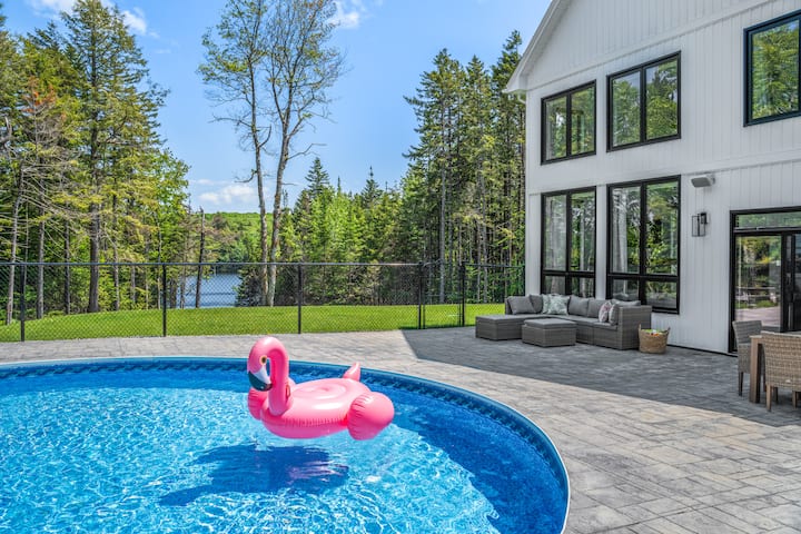 Lakefront Luxury Retreat W/ Heated Pool And Arcade - Nova Scotia