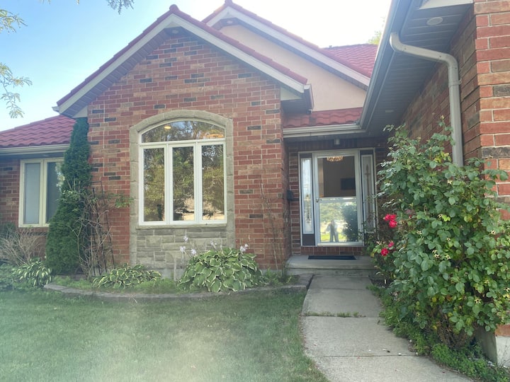 Private Room + Bath | Ev & Breakfast Essentials - Sarnia