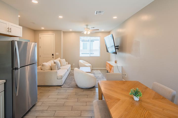 Modern Pet-friendly Apt Near Downtown - Glendale, AZ