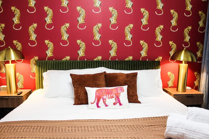 King Bed+united Center, Dogs Welcome+walk To Train - Chicago, IL