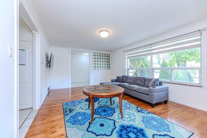 Modern Bungalow Retreat + Free Parking - Brampton