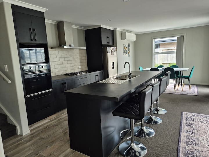 Modern House · Relax & Enjoy - Tauranga