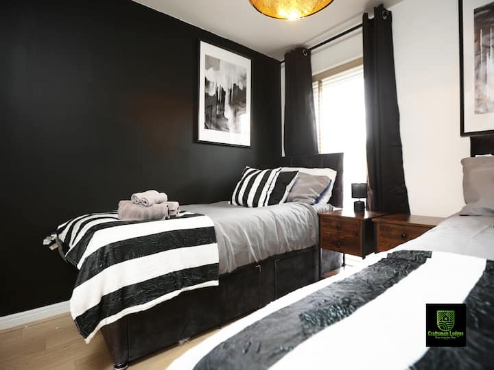 Charming 4 Bdr | 10 Bd |Wifi | Parking | Guests 10 - Bristol