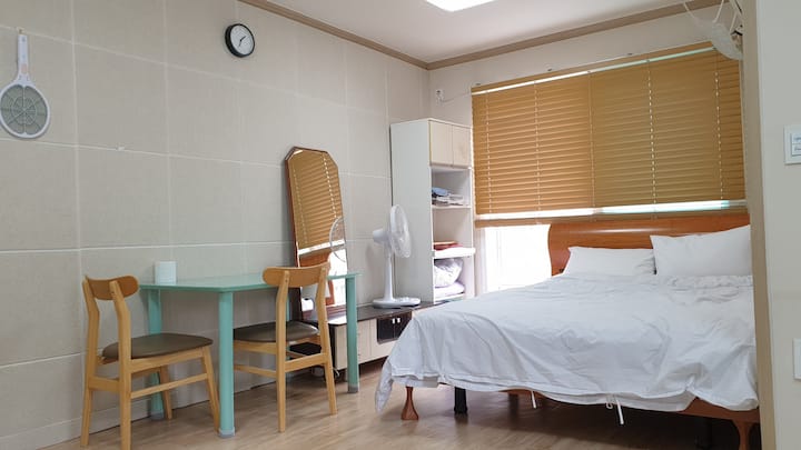 낙성대역 도보7분, 8평, 맑고 조용한 산자락, 숲세권,  풀옵션. 퀸침대1(솔향기스테이) - Seoul