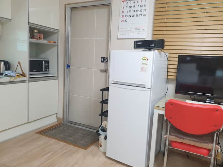 Full Option 8평, 공기맑고 조용한 숲세권 산자락, 퀸침대,산전망,낙성대역 7분 - Seoul