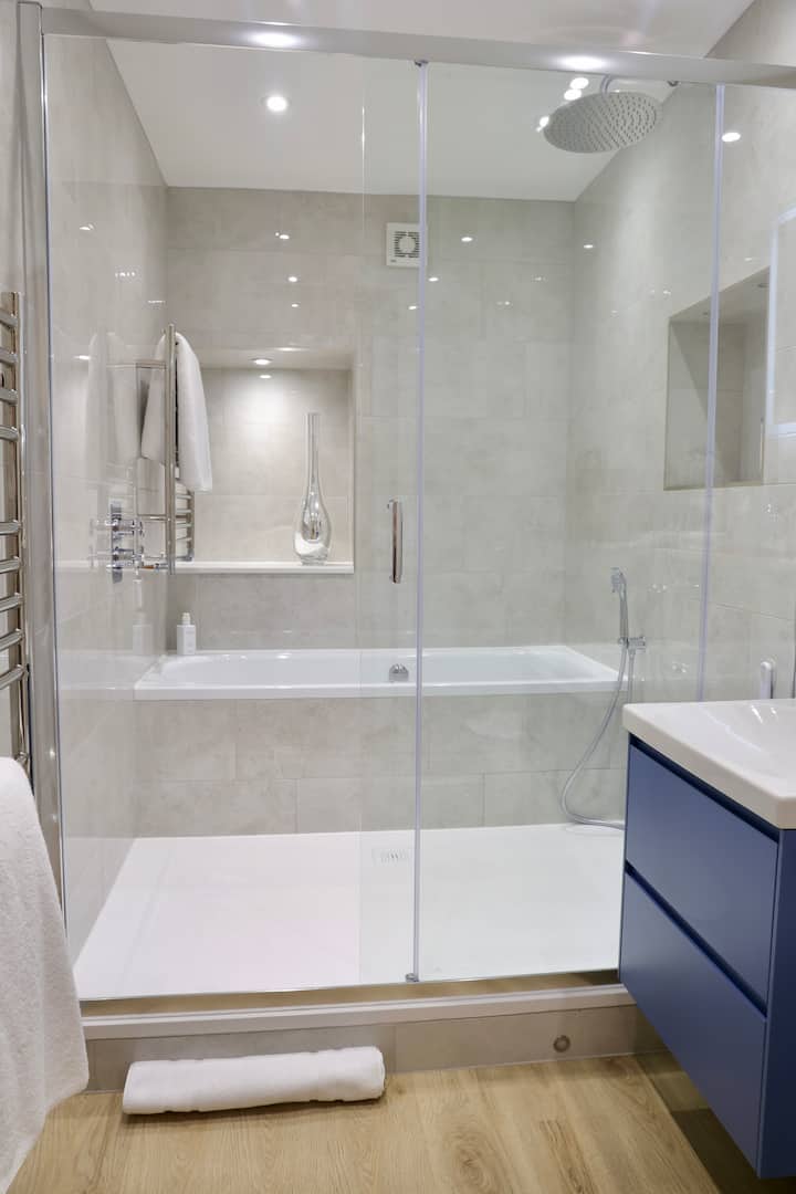 Spacious Luxury Flat - Prime Location, Montpellier - Cheltenham