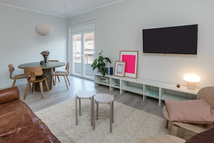 Casa Vibrante: Steps From Lisbon & Beach - Costa da Caparica