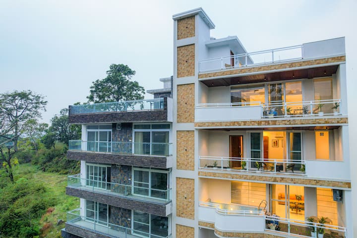 Serene Hillside 5-bhk Apt W/ Pvt Jacuzzi & Lift - Dehradun