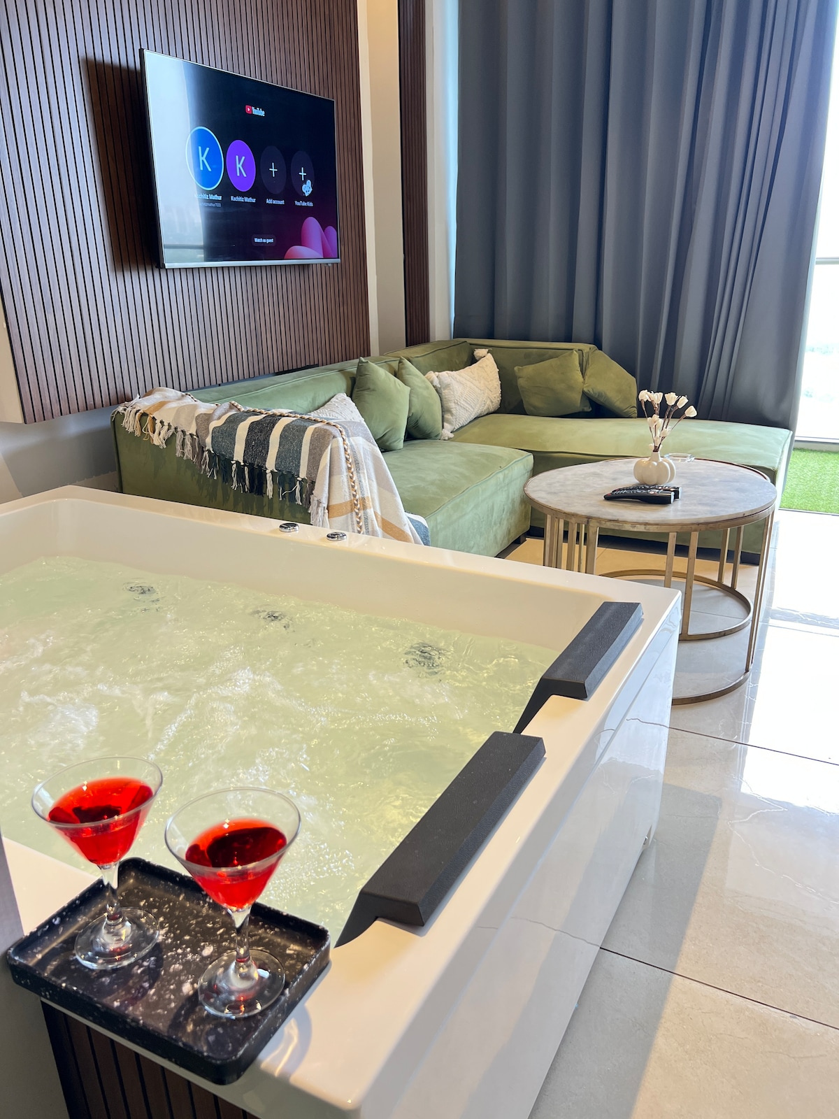 Estudio opulento de gran altura con jacuzzi y piscina infinita ...