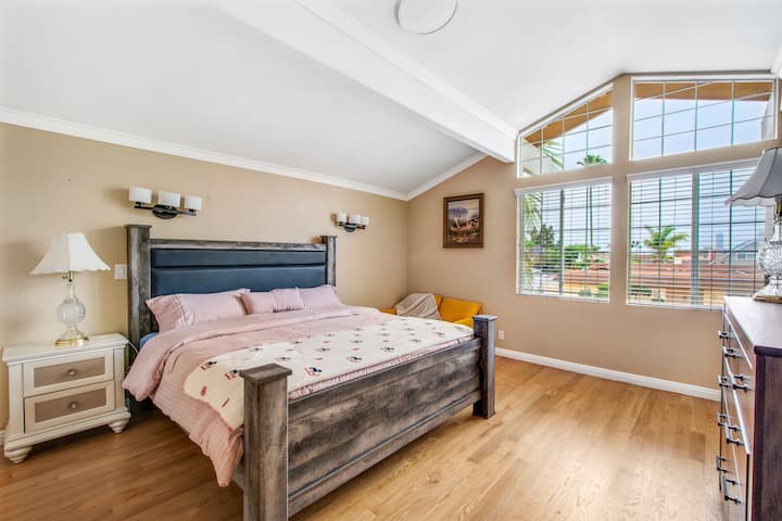 Private Room /Bath Upstairs - Huntington Beach, CA