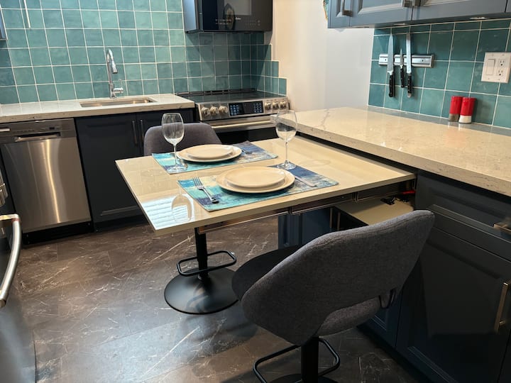 Art Deco Private Apartment Near Yorkdale Mall - Toronto, ON