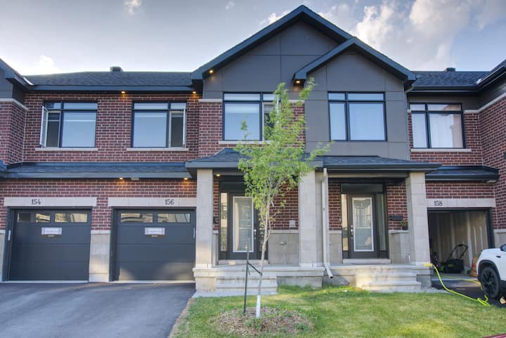 Cozy 2 Bedroom Townhouse, Otw Airport Free Parking - Ottawa