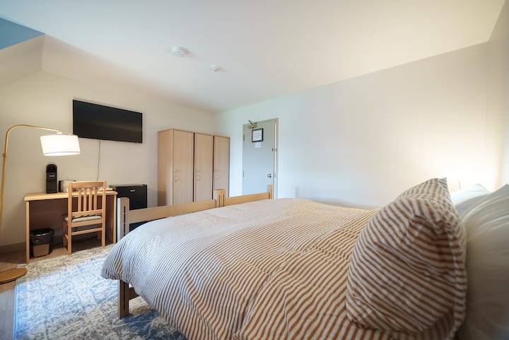 Suite For 4 • King Bed • Wi-fi • Near Beach - Port Dover Beach