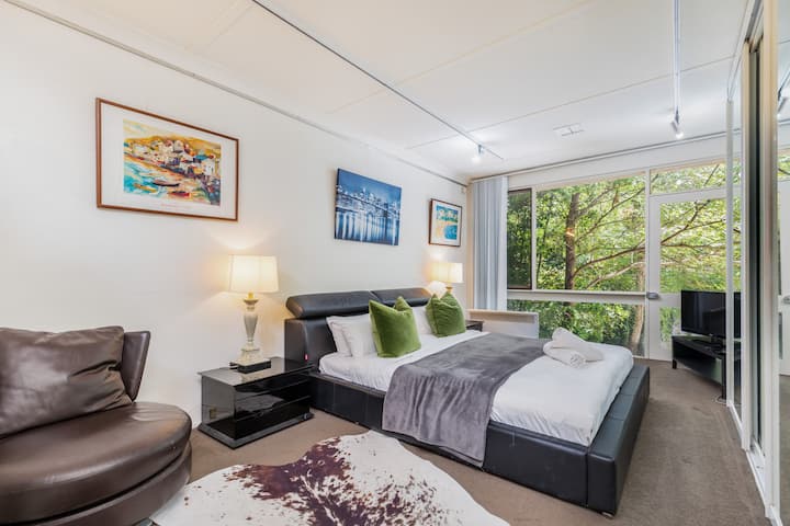 Sunlit Upstairs Suite W/ Hottub & Garden Surrounds - Canberra