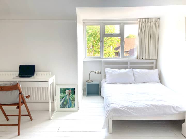 Loft Retreat With Private Bathroom - Hove