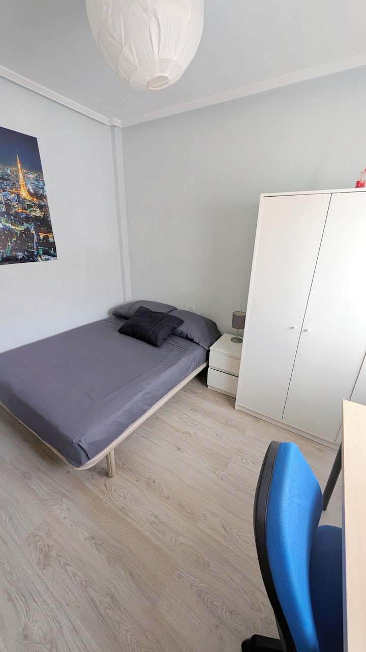 Habitación Luminosa Y Equipada - Zaragoza