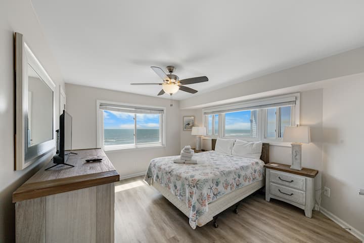 Oceanfront Condo! Pet Friendly! Includes Pool! - Carolina Beach, NC