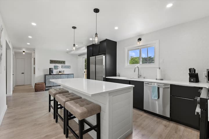 Updated 4-bedroom • Fenced Yard • Near Downtown! - Milwaukee